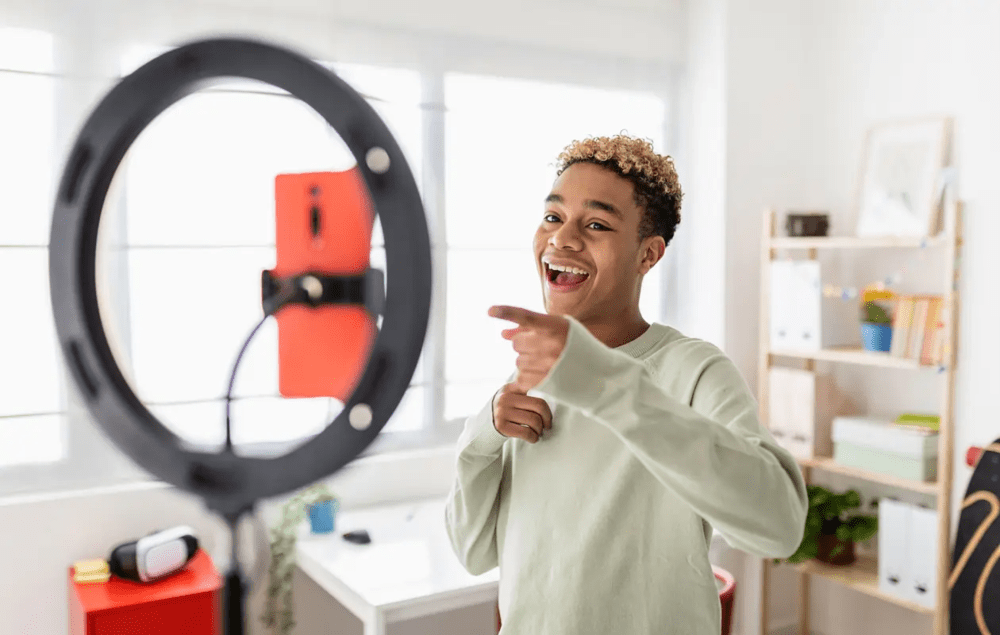 Beda Content Creator vs Influencer: Mana yang Lebih Cocok untuk Brand Anda?