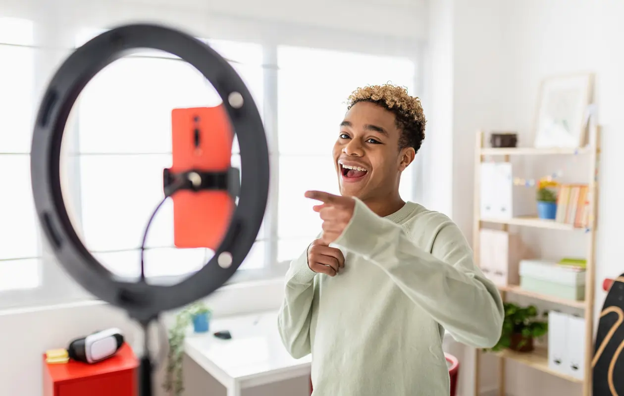 Beda Content Creator vs Influencer: Mana yang Lebih Cocok untuk Brand Anda?